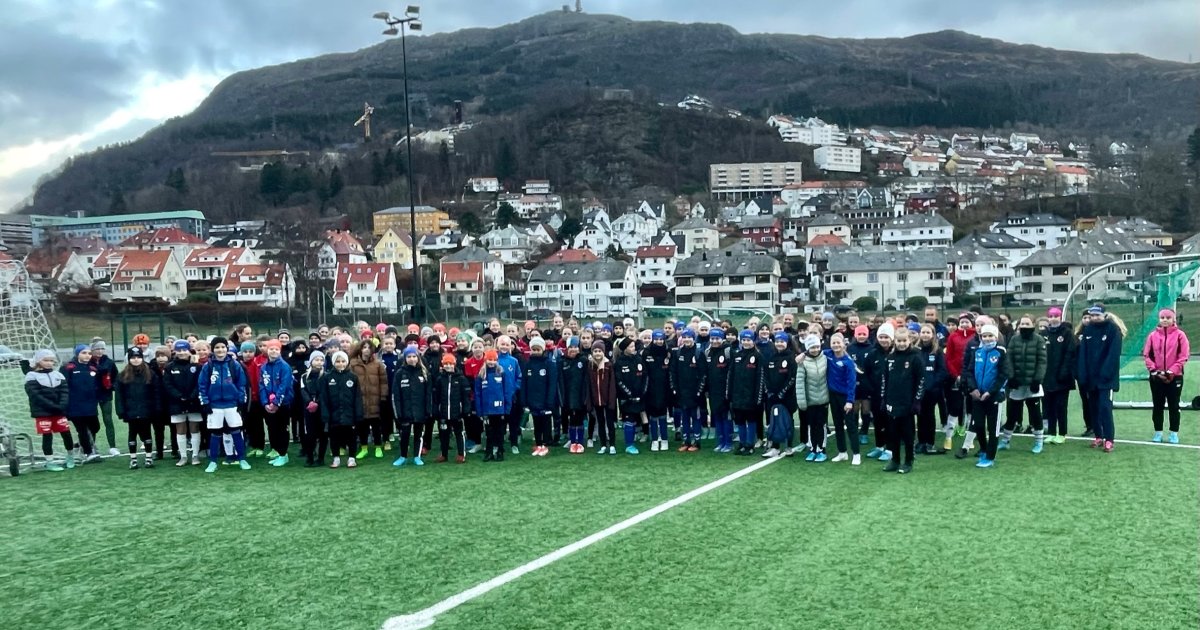 Jenter fra hele fylket strømmer til Kniksen-Akademiet / Brann